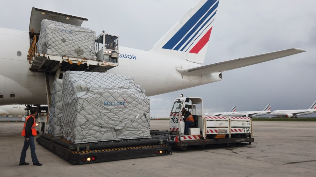 Enquête : comment le transport cargo survole la crise du secteur aérien ...