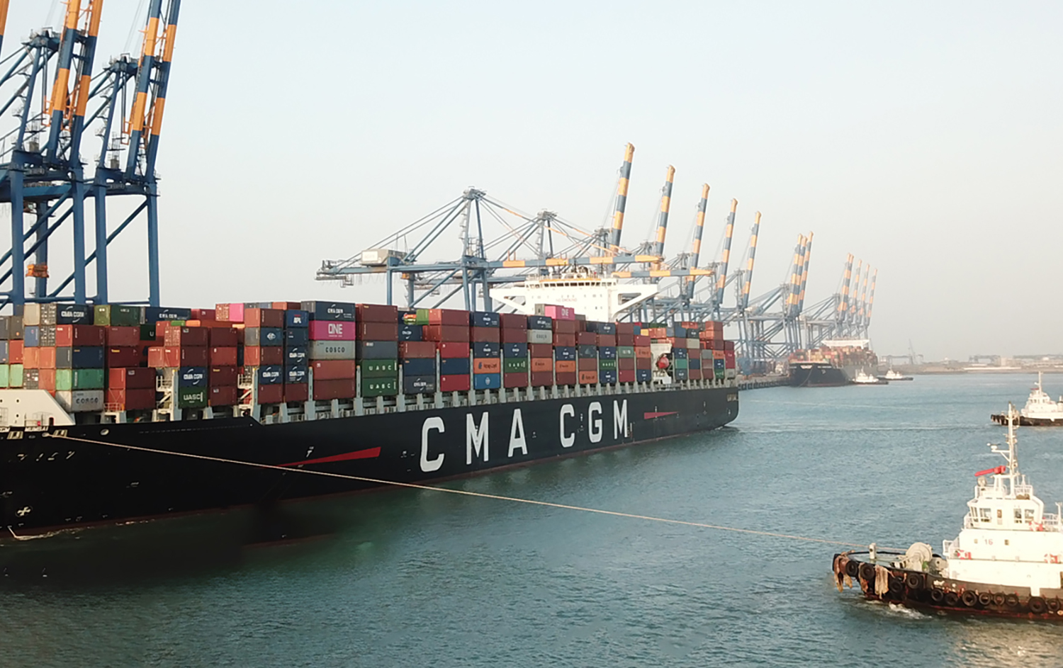 Transport et logistique : CMA CGM confie la construction de six porte ...